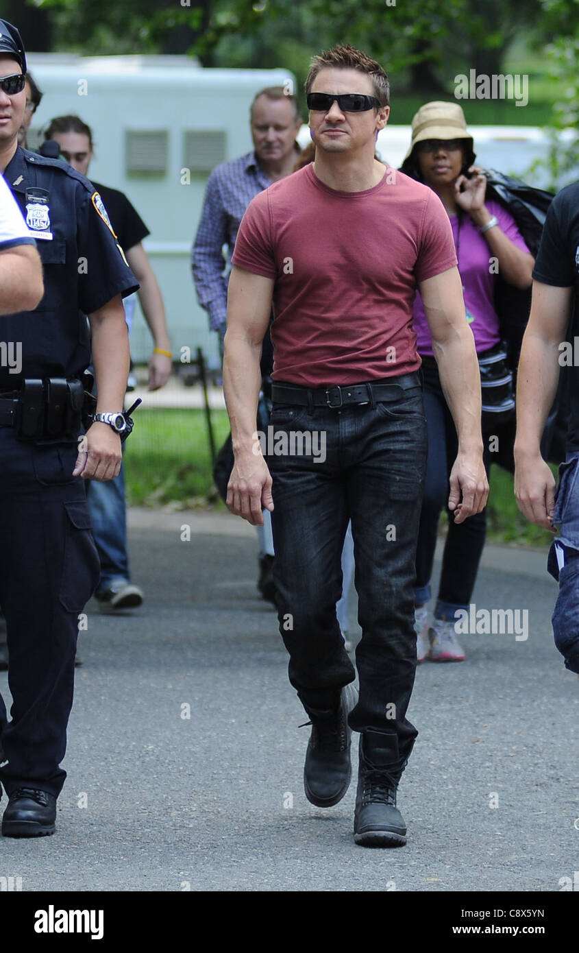 Jeremy Renner on locationAVENGERS Filming On Location Central Park New ...