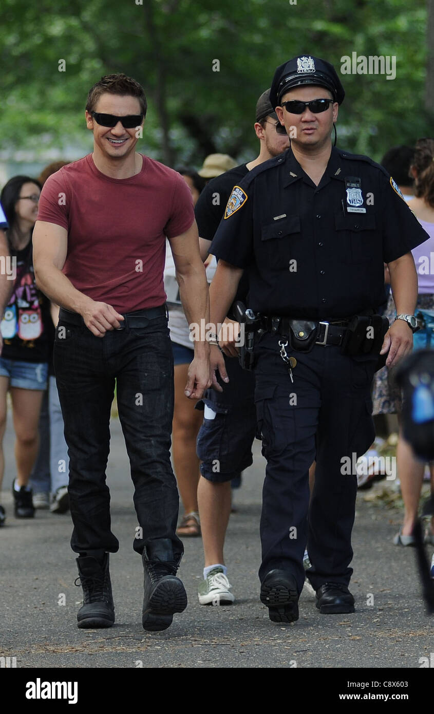 Jeremy Renner on locationAVENGERS Filming On Location Central Park New ...