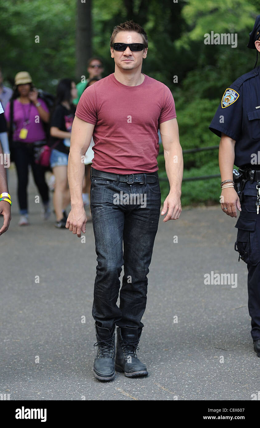 Jeremy Renner on locationAVENGERS Filming On Location Central Park New ...