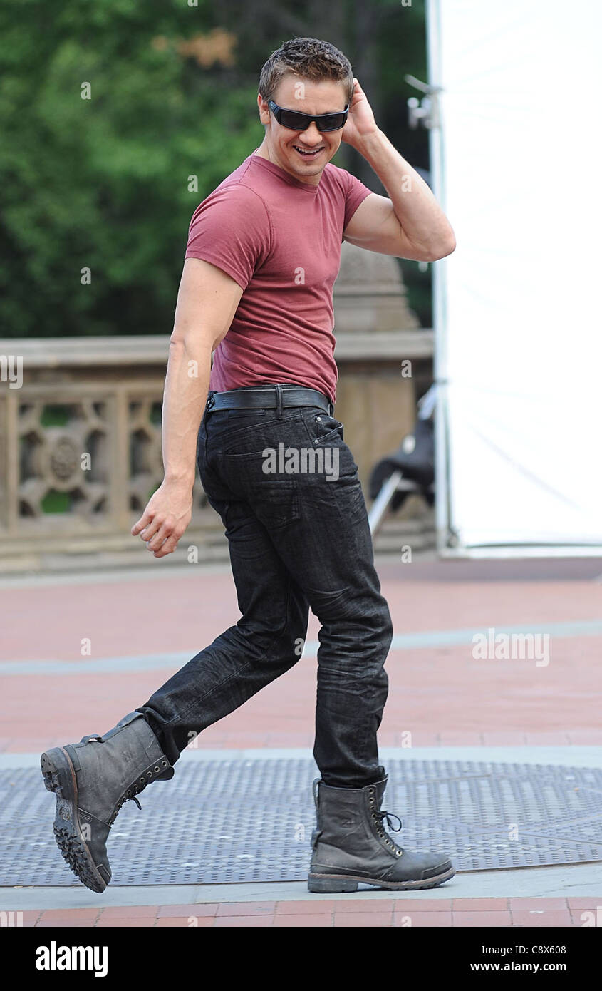 Jeremy Renner on locationAVENGERS Filming On Location Central Park New ...