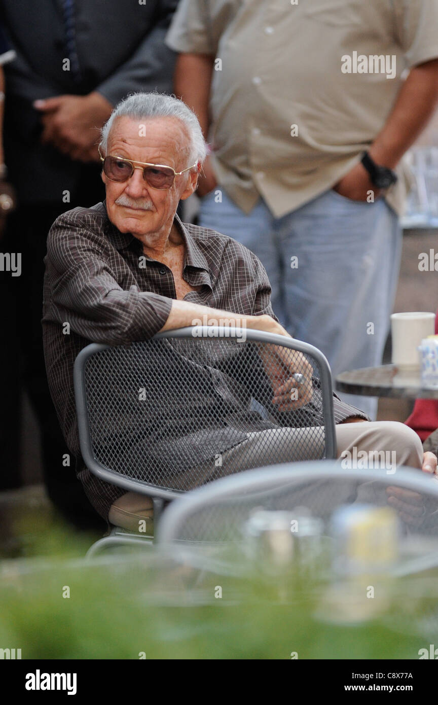 Stan Lee films scene ''The Avengers'' movie set Pershing Square ...