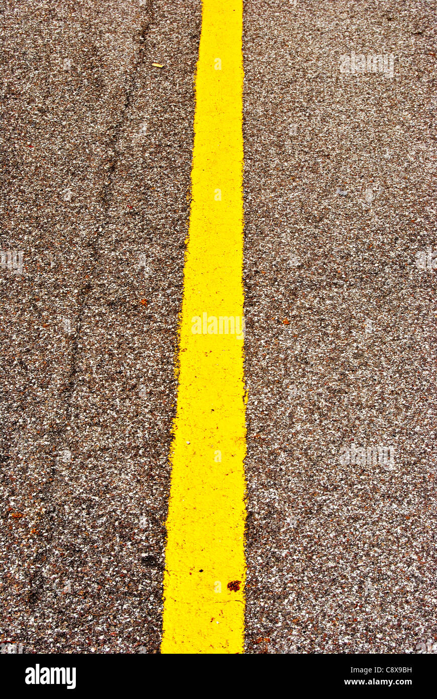 Yellow line on asphalt Stock Photo - Alamy