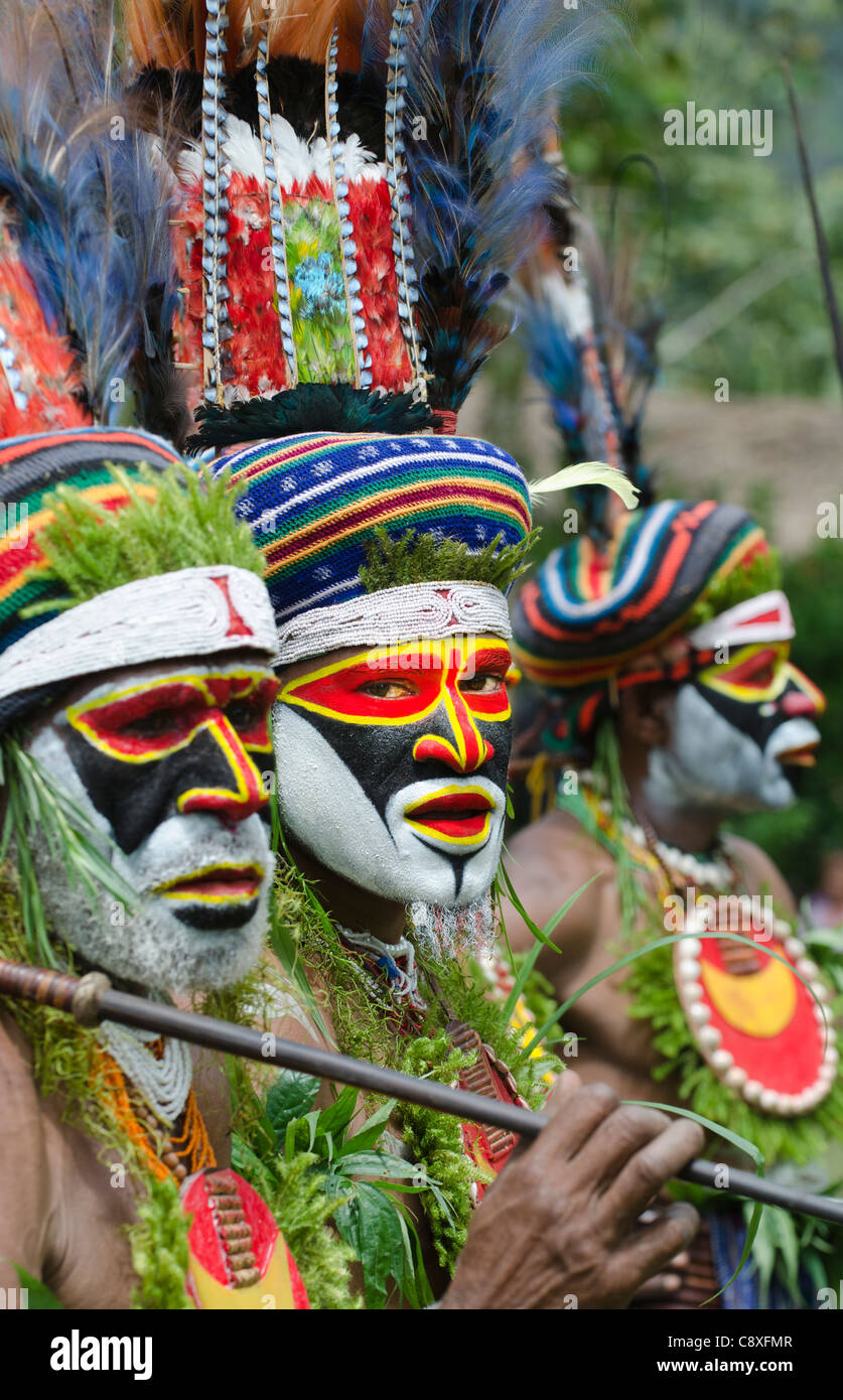 Anglimp cultural group from Western Highlands performing at Paya Sing ...