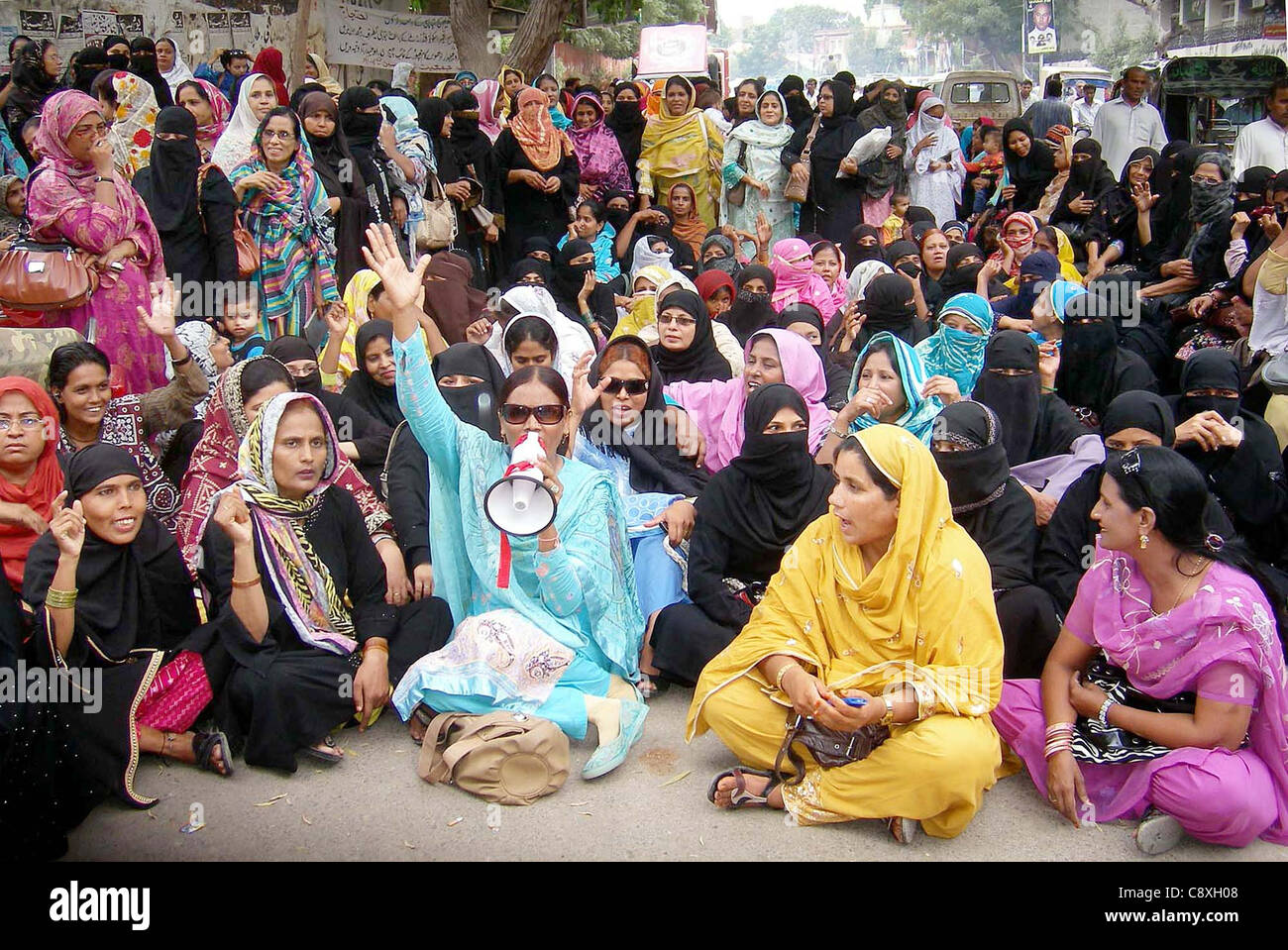 Lady health workers chant slogans hi-res stock photography and images ...