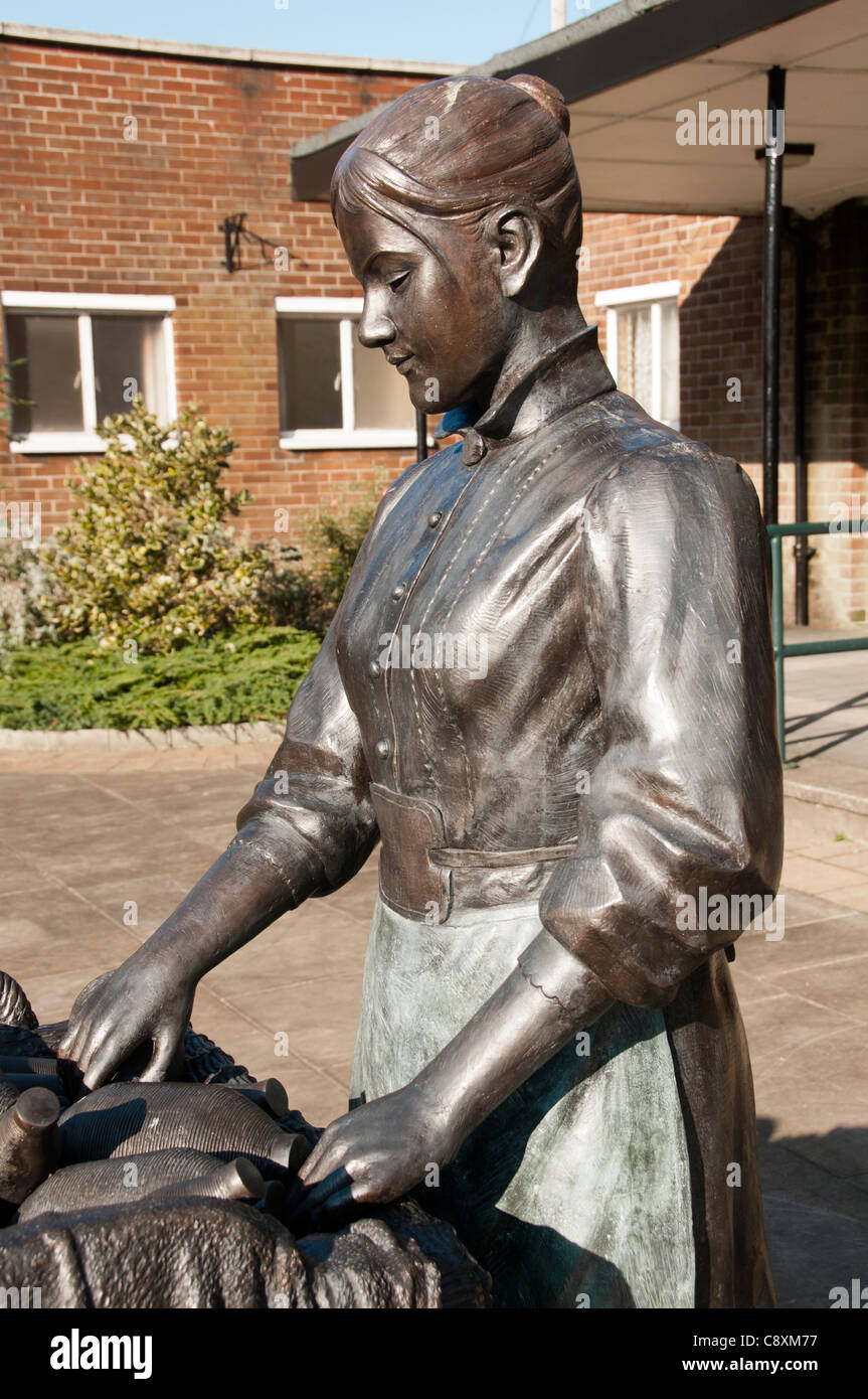 Mill girl statue in manchester hi-res stock photography and images - Alamy
