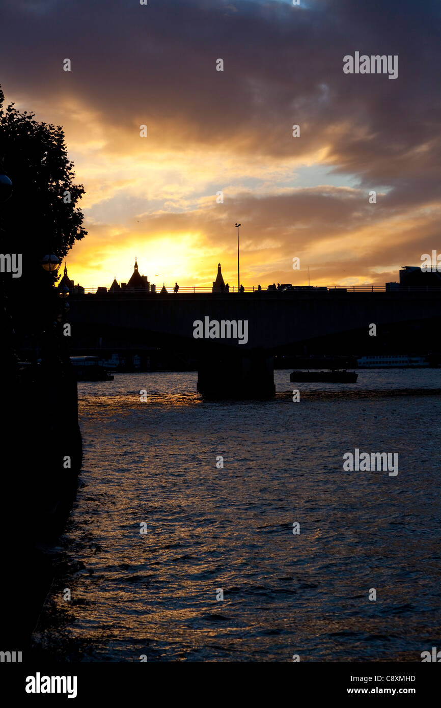 Dusk river thames hi-res stock photography and images - Alamy