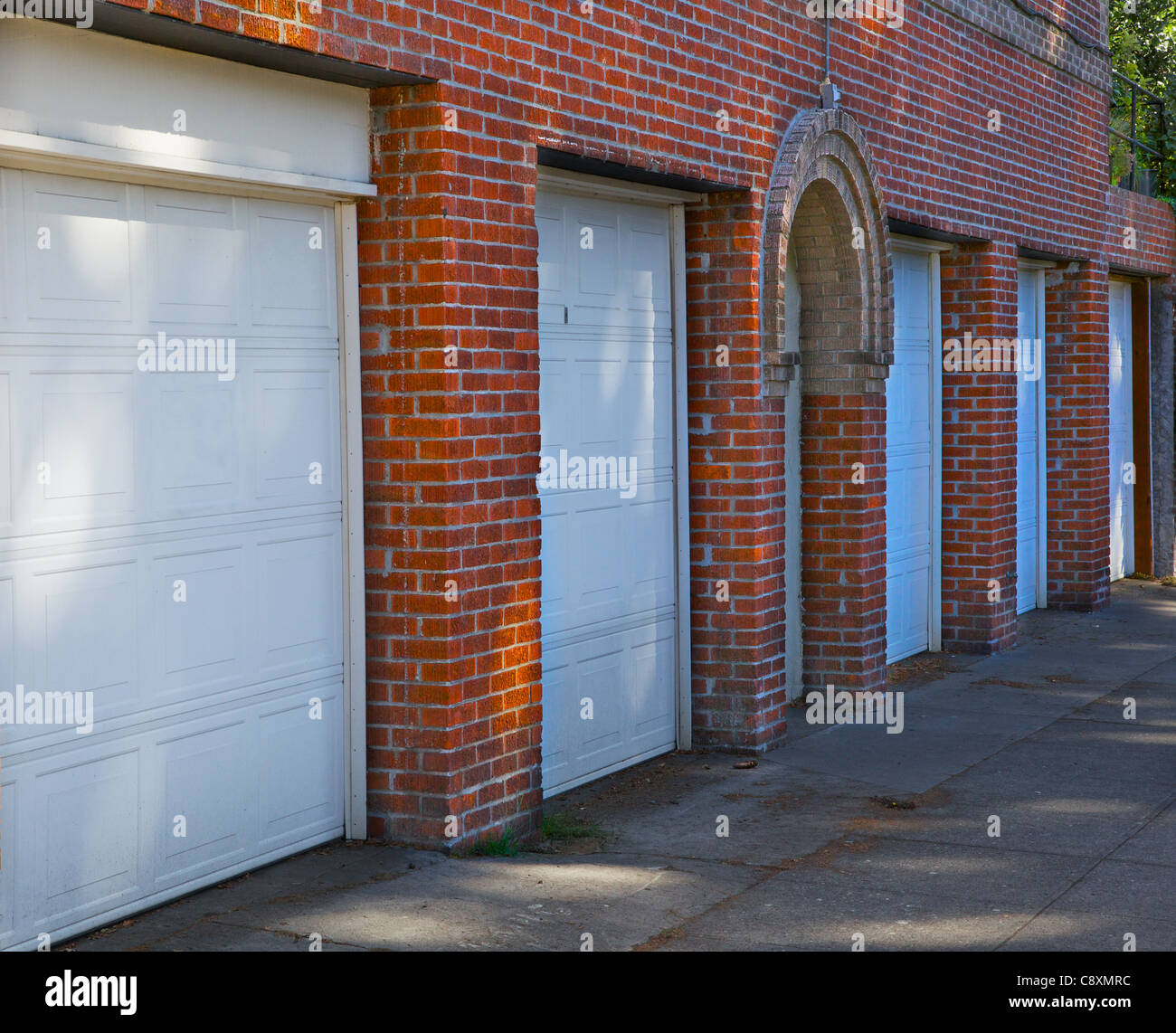 Garages row brick hi-res stock photography and images - Alamy