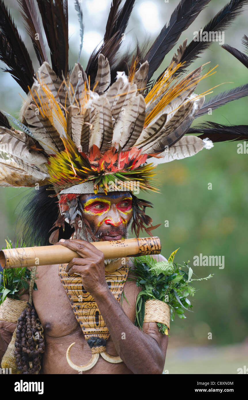 Papua new guinea highlands tribe hi-res stock photography and images ...