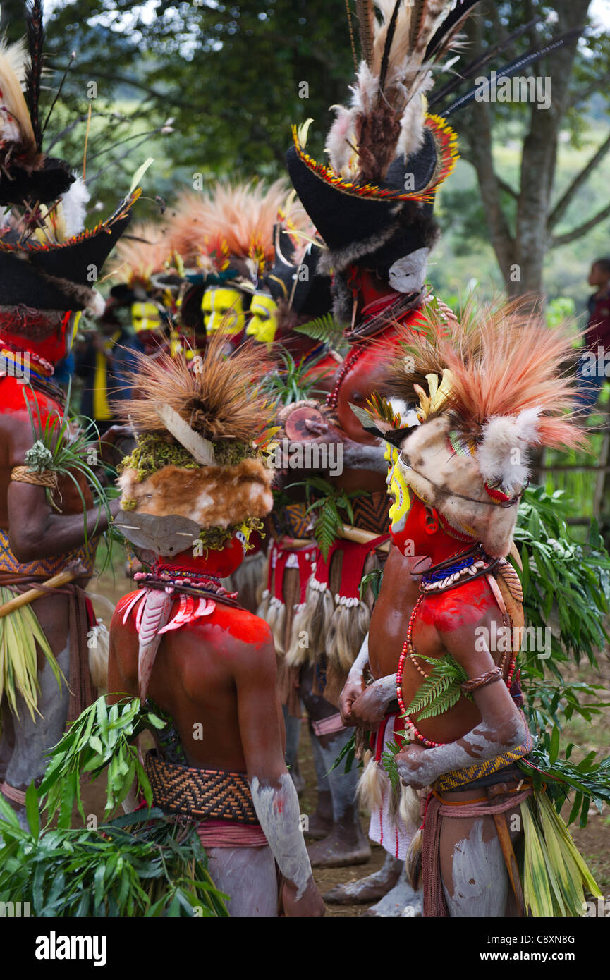 Papua new guinea tribe dance hi-res stock photography and images - Alamy
