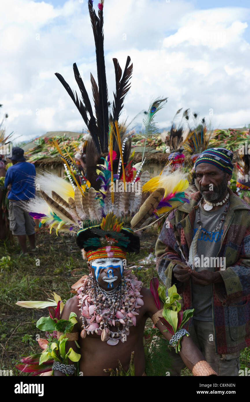 Tribal performers at Mt Hagen show in Papua New Guinea wearing bird of ...