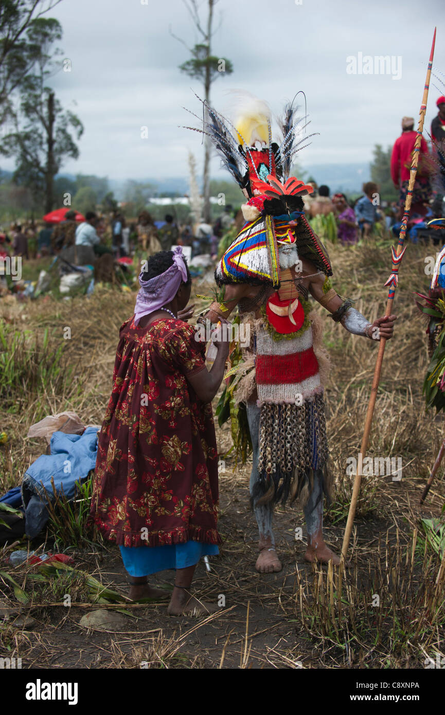 Men of Mendi from the Southern Highlands at Hagen Show Western ...