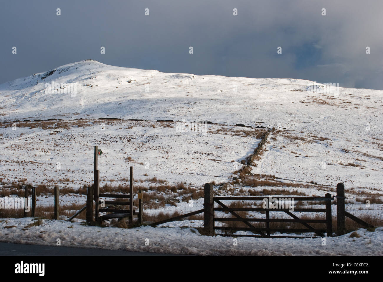 Man winter mountain hi-res stock photography and images - Alamy