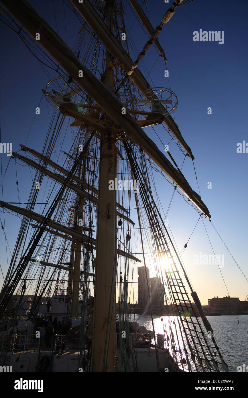 Old Ship tackles on the frigate Stock Photo - Alamy