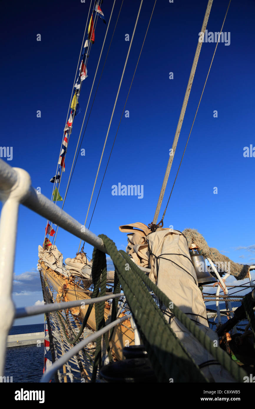 Old Ship tackles on the frigate Stock Photo - Alamy