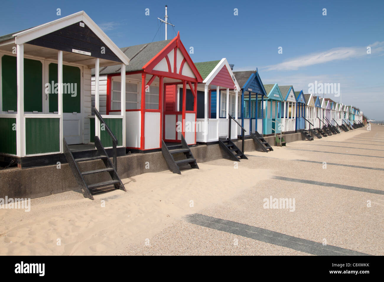 Traditional british beach huts uk hi-res stock photography and images ...
