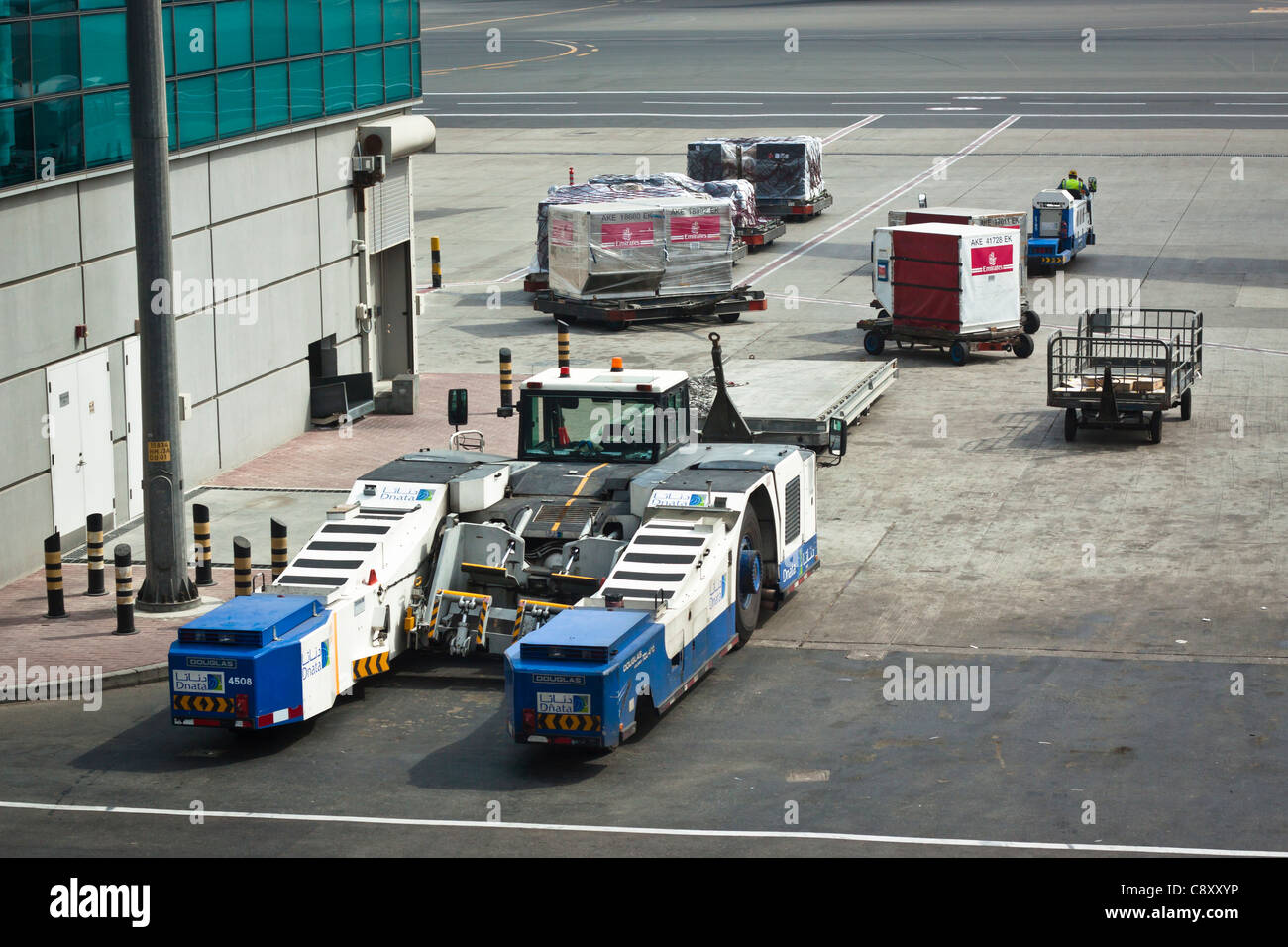 Luggage loading airport emirates hi-res stock photography and images ...