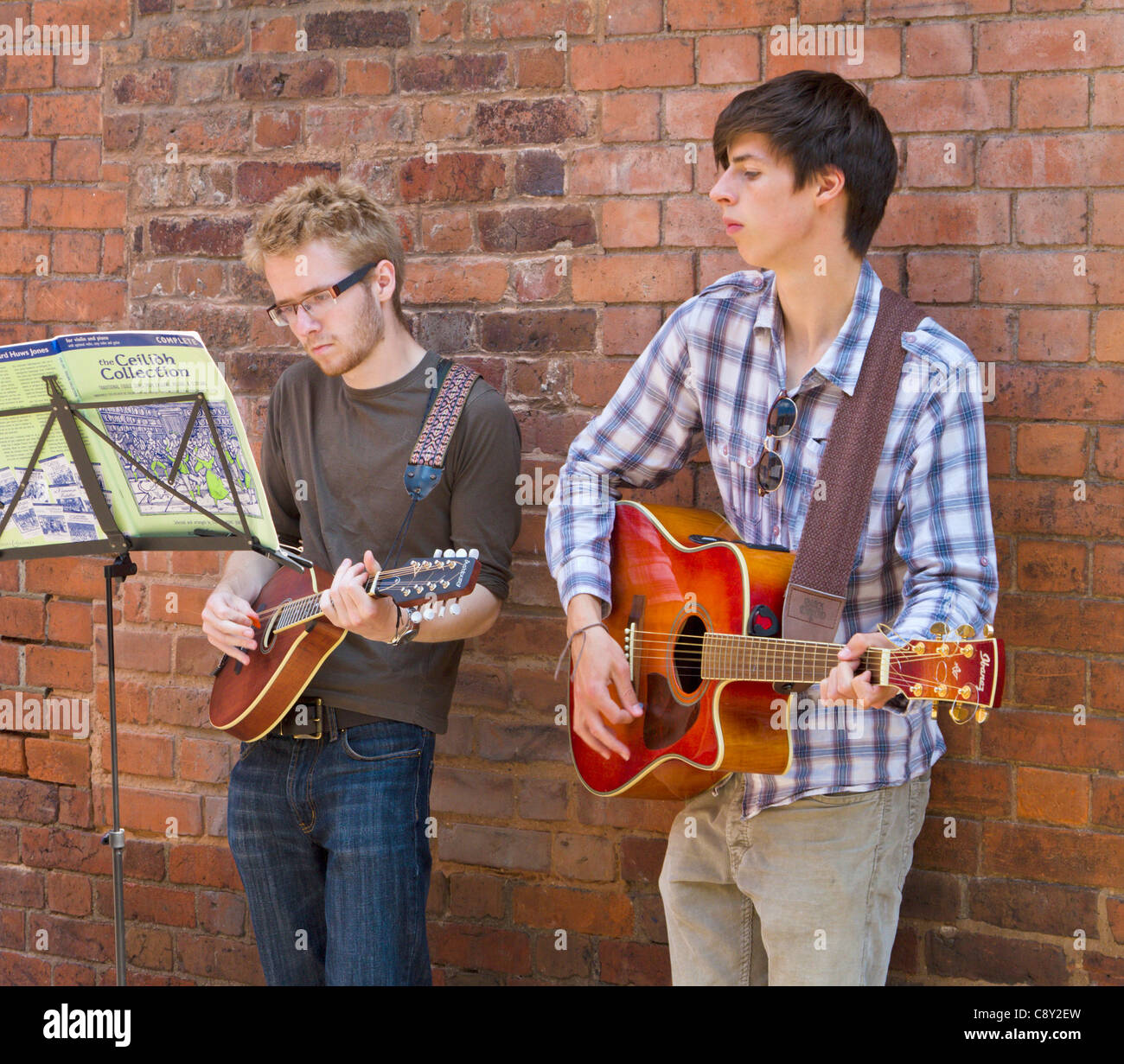 Buskers playing guitar hi-res stock photography and images - Alamy