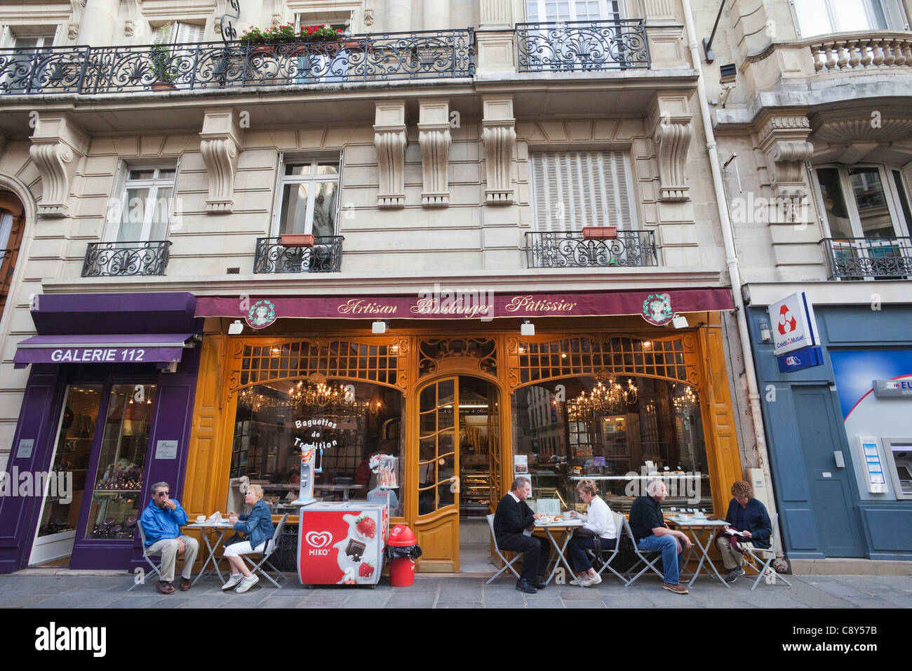 French bakery shop street scene paris hi-res stock photography and ...