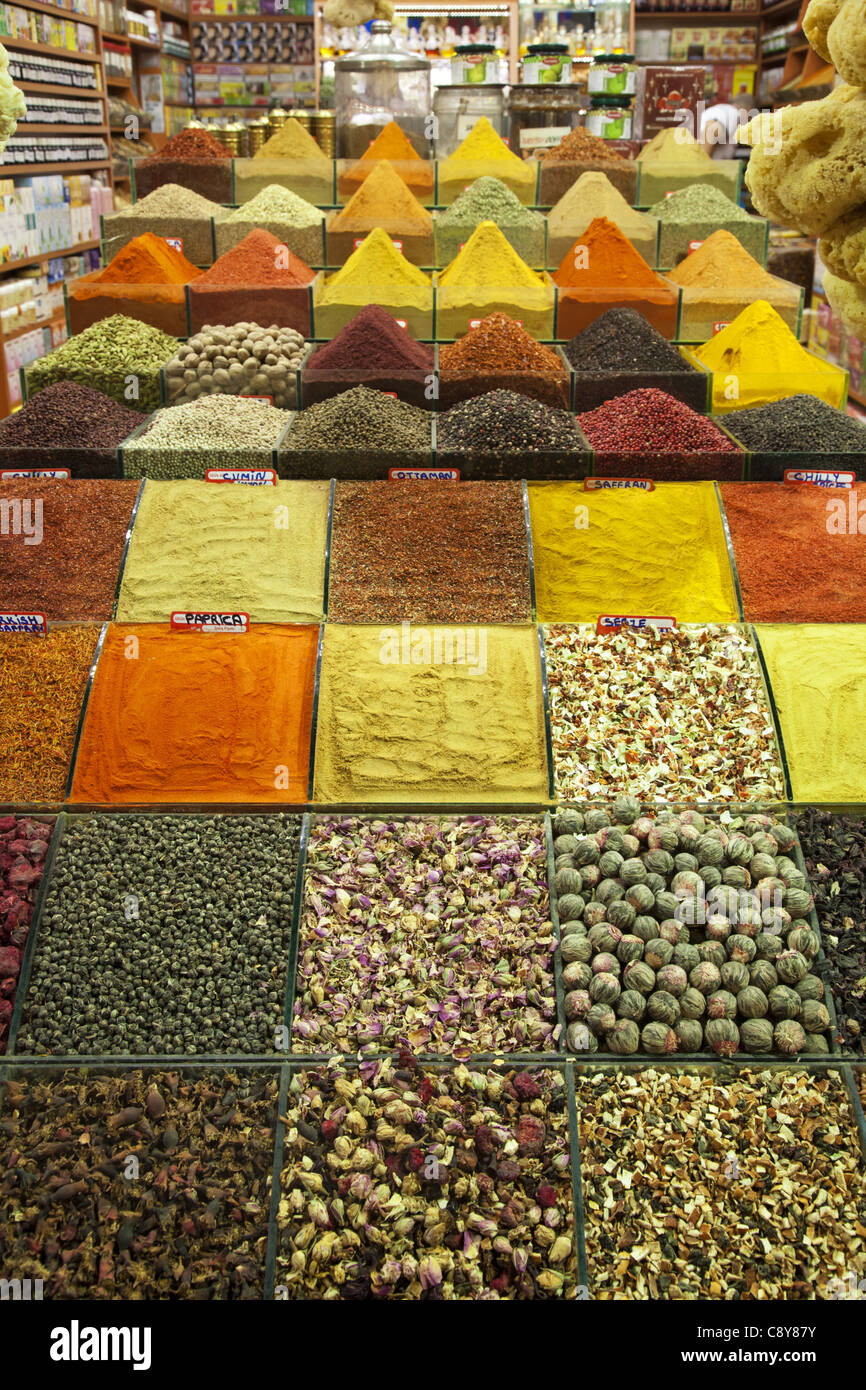 Misir Carsisi, spice bazaar, interieur, crowded, Istanbul, Turkey ...