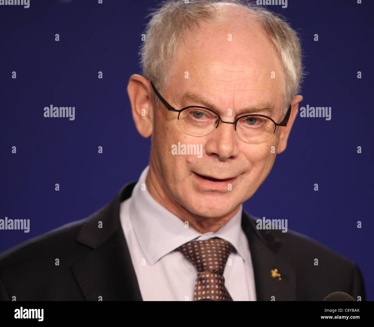 Fleur Houdijk And Theo Stevenson Kissing