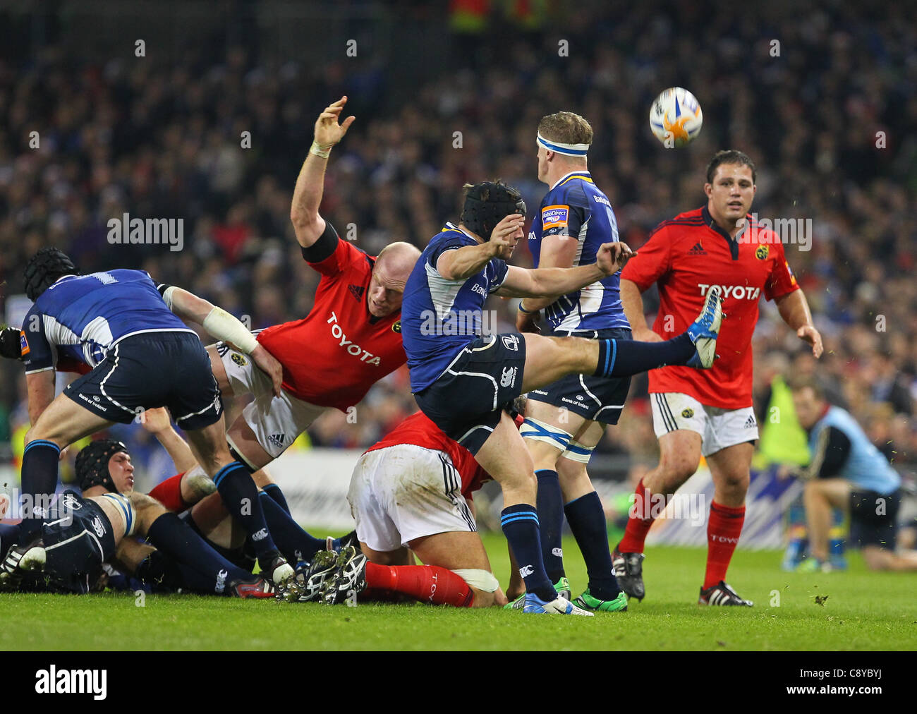 04.11.2011 Dublin, Ireland. Isaac Boss (Leinster) clears his lines with ...