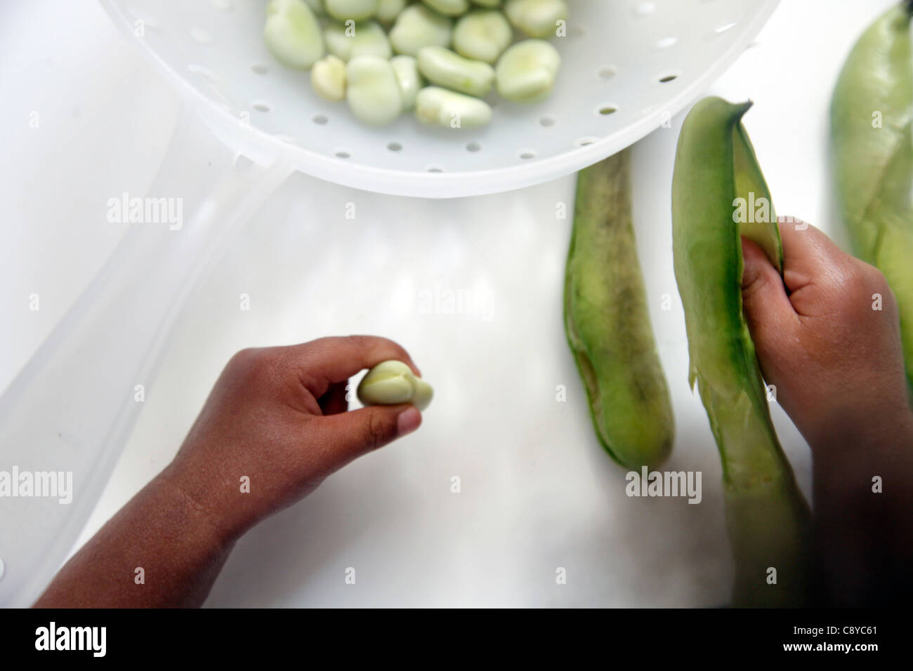 Shelling broad beans hi-res stock photography and images - Alamy