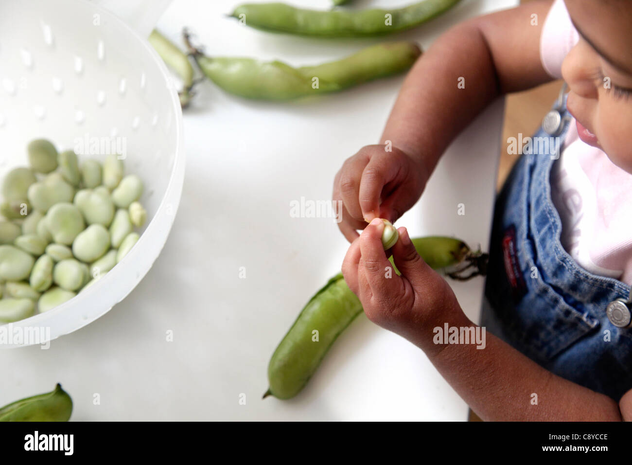 Shelling broad beans hi-res stock photography and images - Alamy