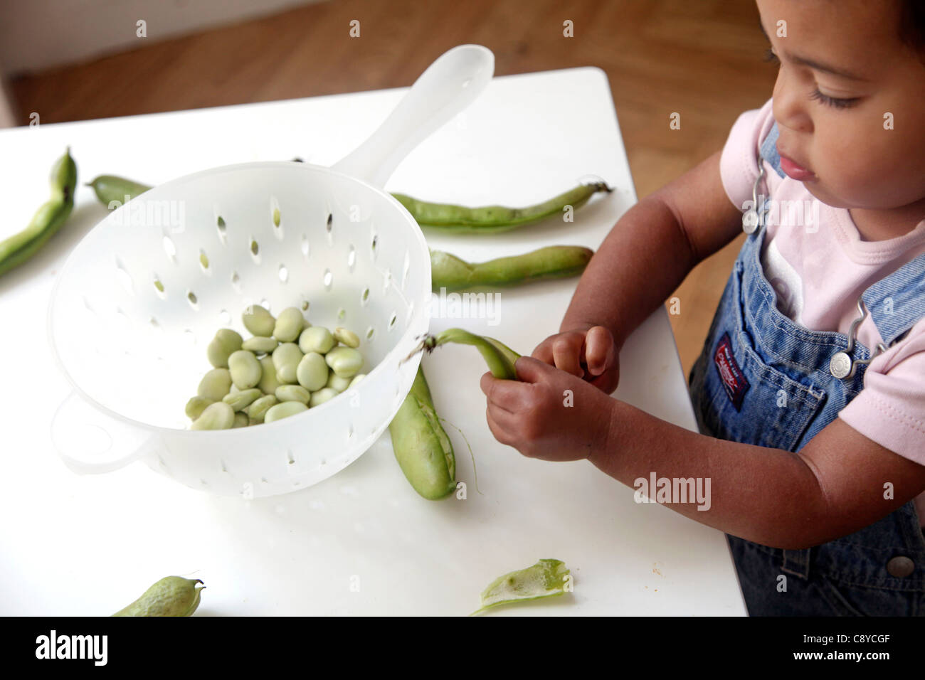 Shelling broad beans hi-res stock photography and images - Alamy