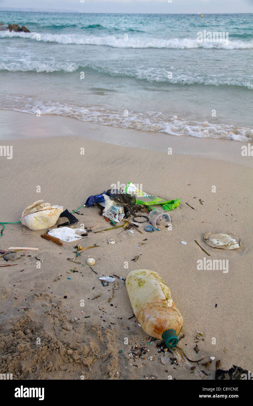 Rubbish on the beach High Resolution Stock Photography and Images - Alamy