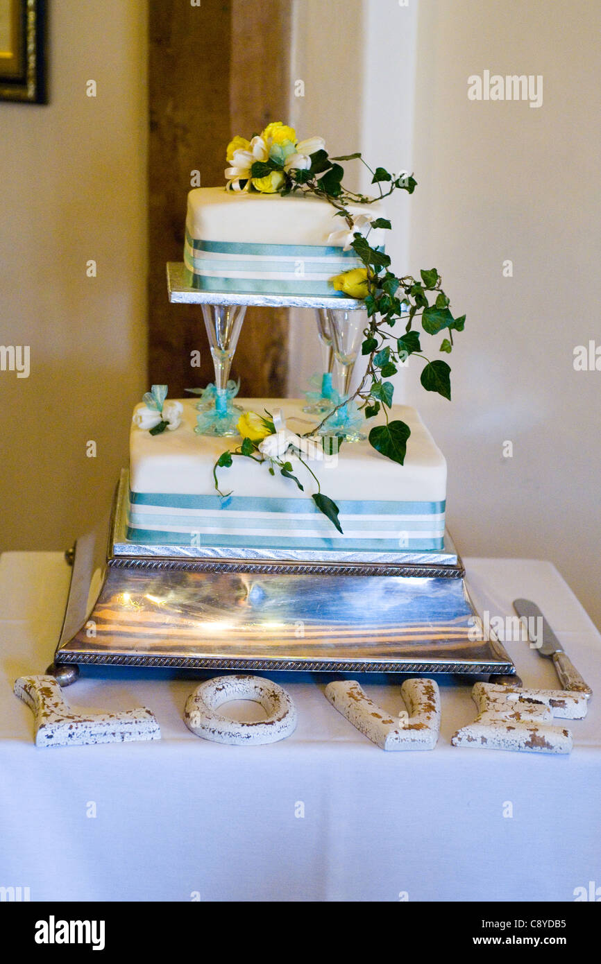Two tiered cake hi-res stock photography and images - Alamy