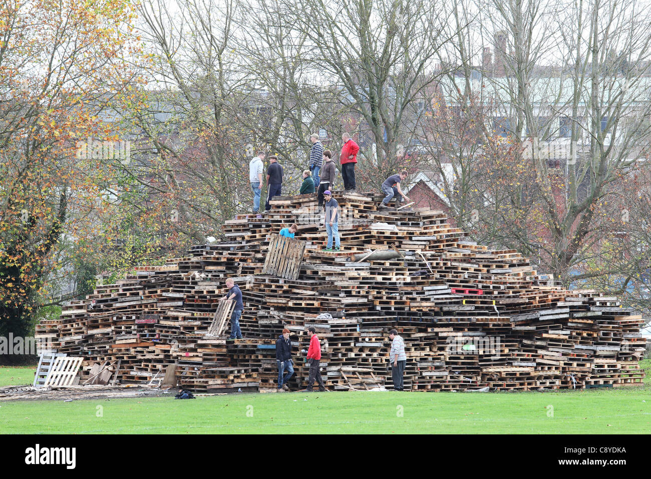 Wooden pallet bonfire hi-res stock photography and images - Alamy
