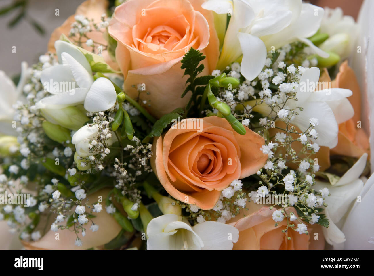 White and peach wedding rose bouquet Stock Photo - Alamy