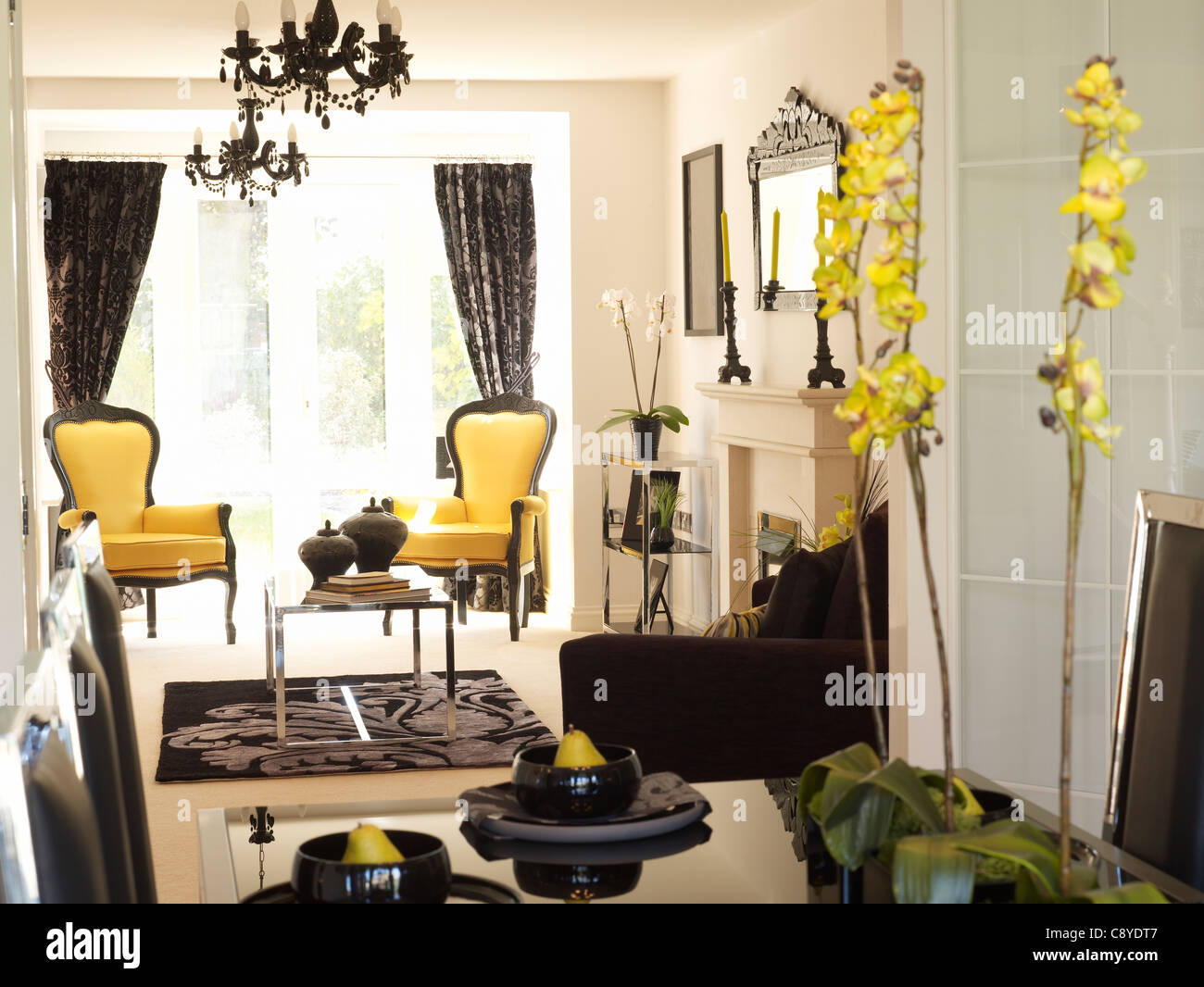 Lounge room modern wallpaper hi-res stock photography and images - Alamy
