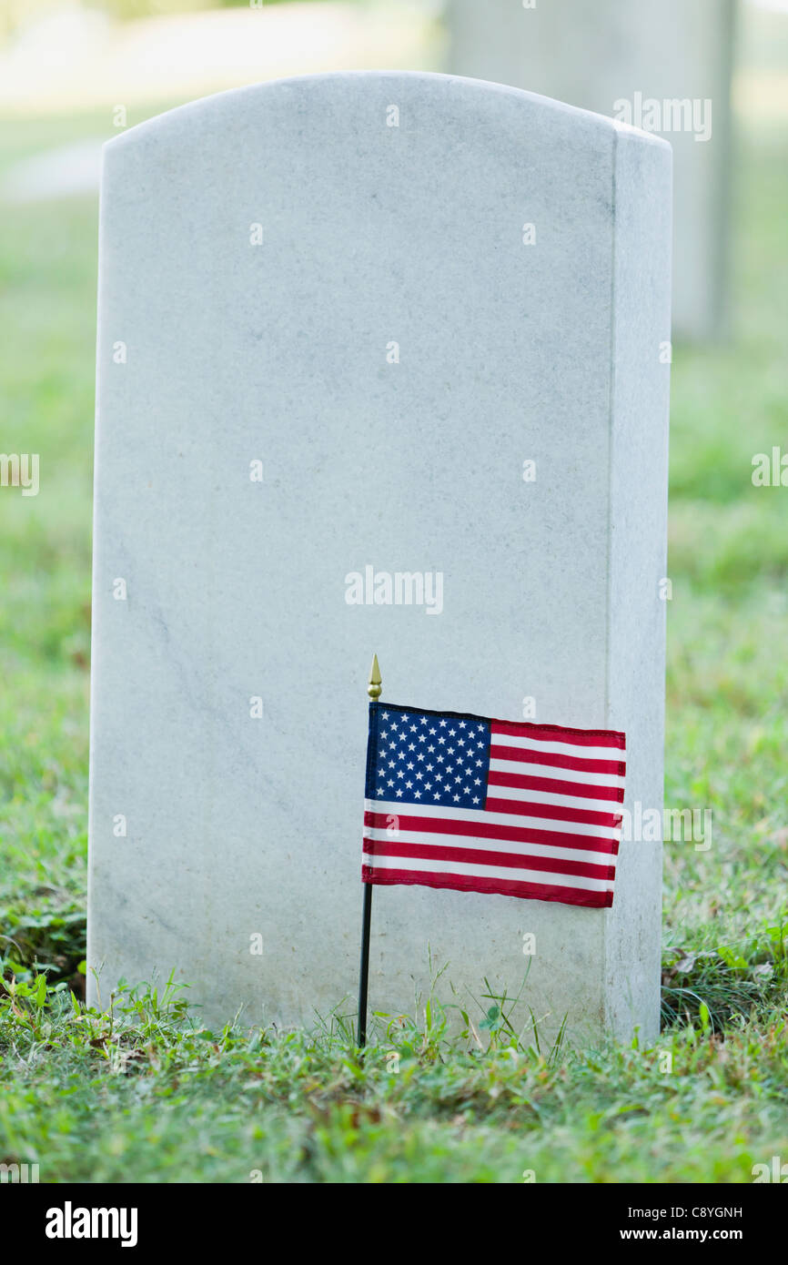 American flag cemetery hi-res stock photography and images - Alamy