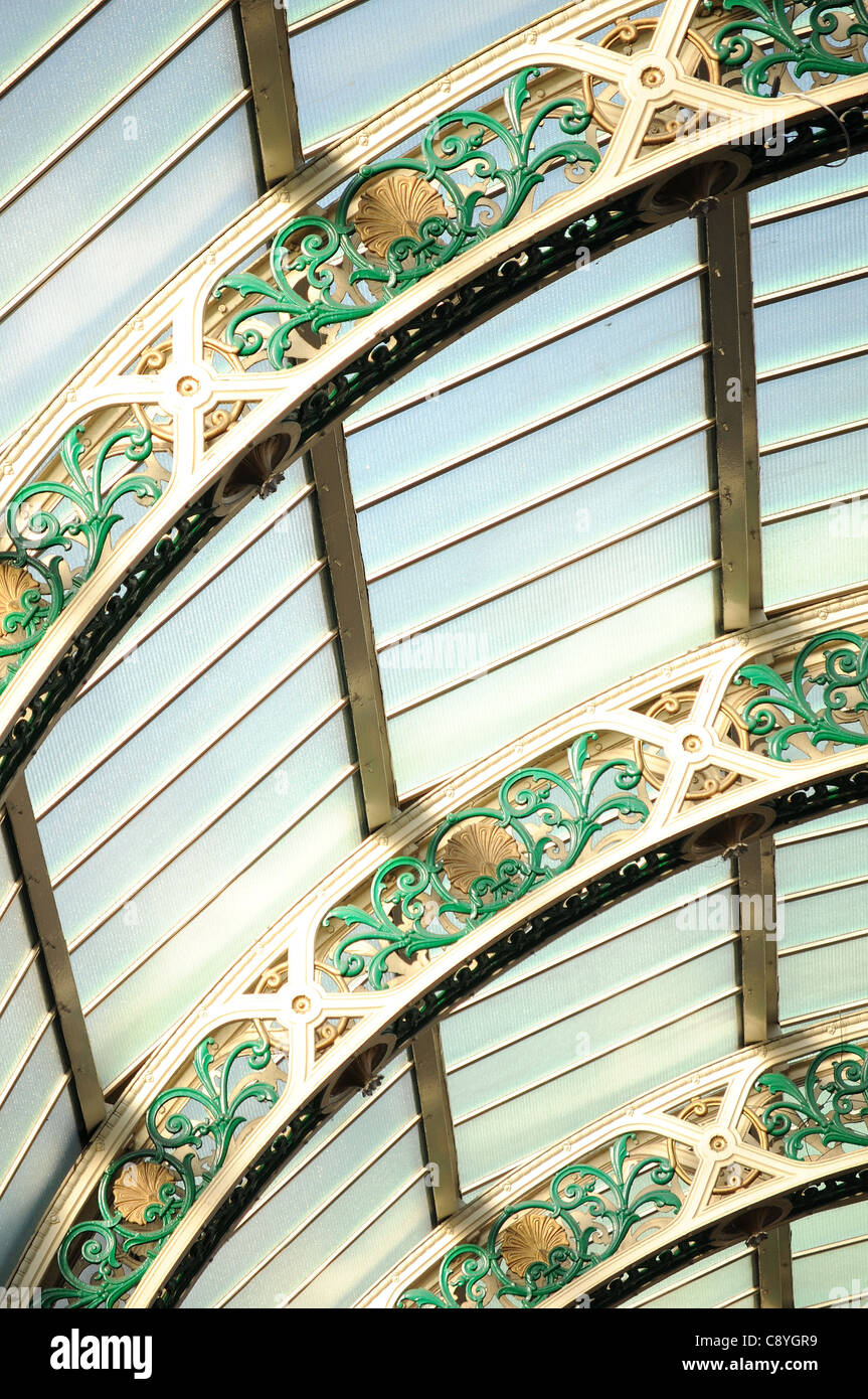 Spider web design roof hi-res stock photography and images - Alamy