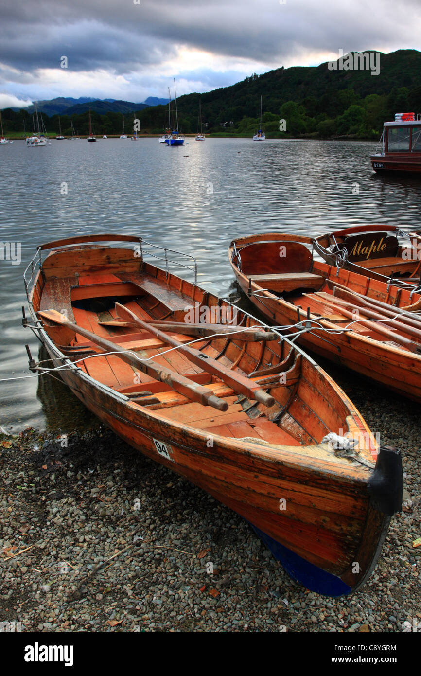 Rowing boats moored on the shore of Windermere, Waterhead, Lake ...