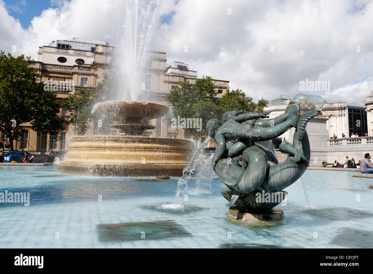 Water fountain and statue trafalgar square hi-res stock photography and ...