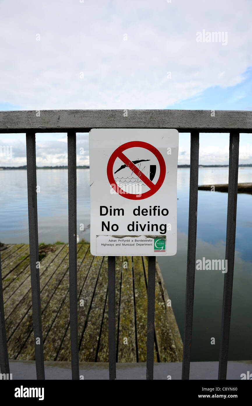 no diving sign in english and in welsh dim deifio caernarfon gwynedd ...