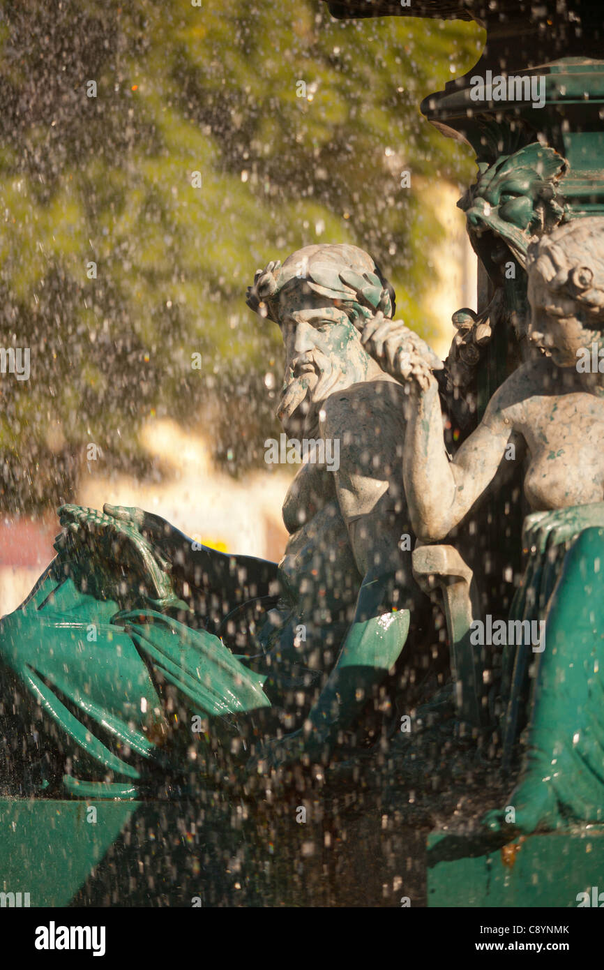 Fountain statues hi-res stock photography and images - Alamy
