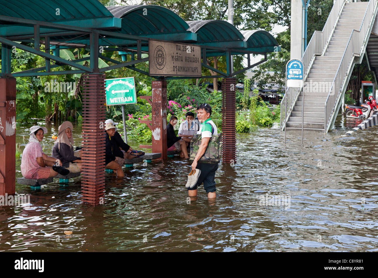 Bus stop people hi-res stock photography and images - Alamy