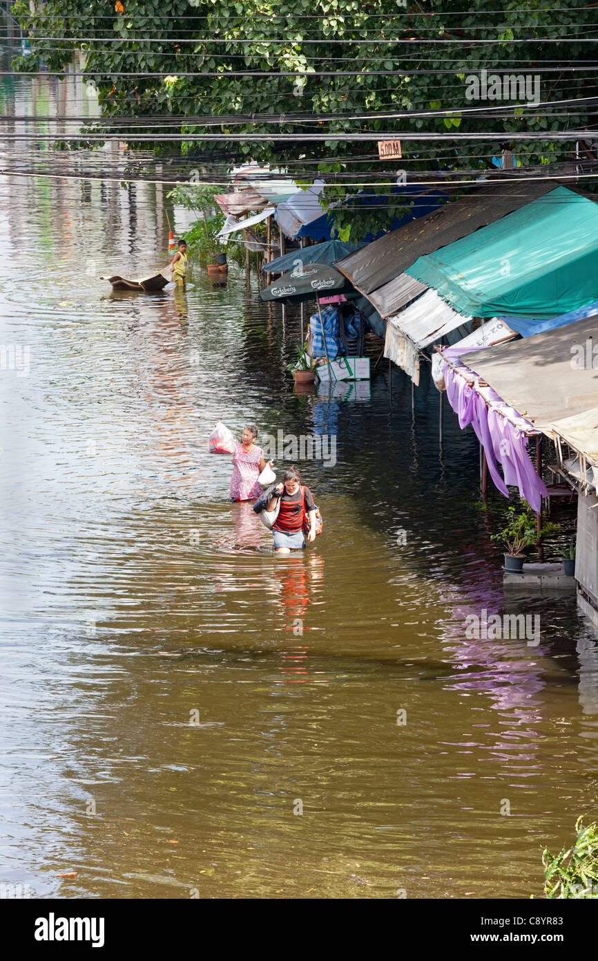People walk through flood water hi-res stock photography and images - Alamy