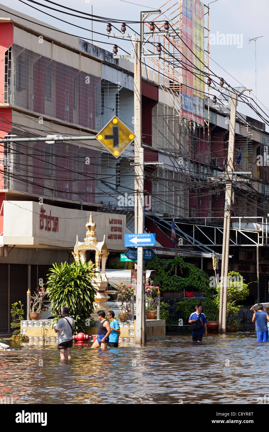 People walk through flood water hi-res stock photography and images - Alamy