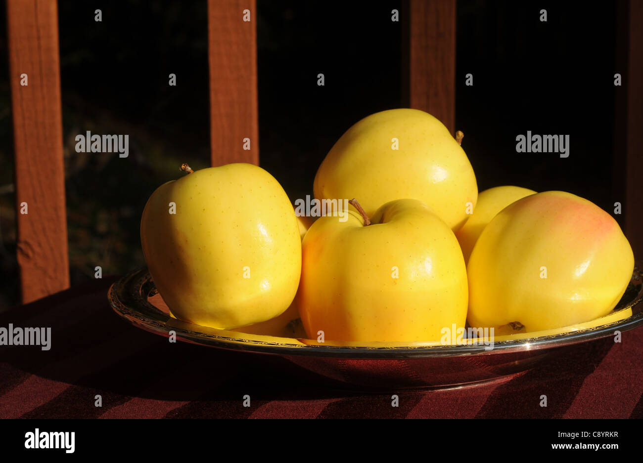 Golden delicious apples hi-res stock photography and images - Alamy