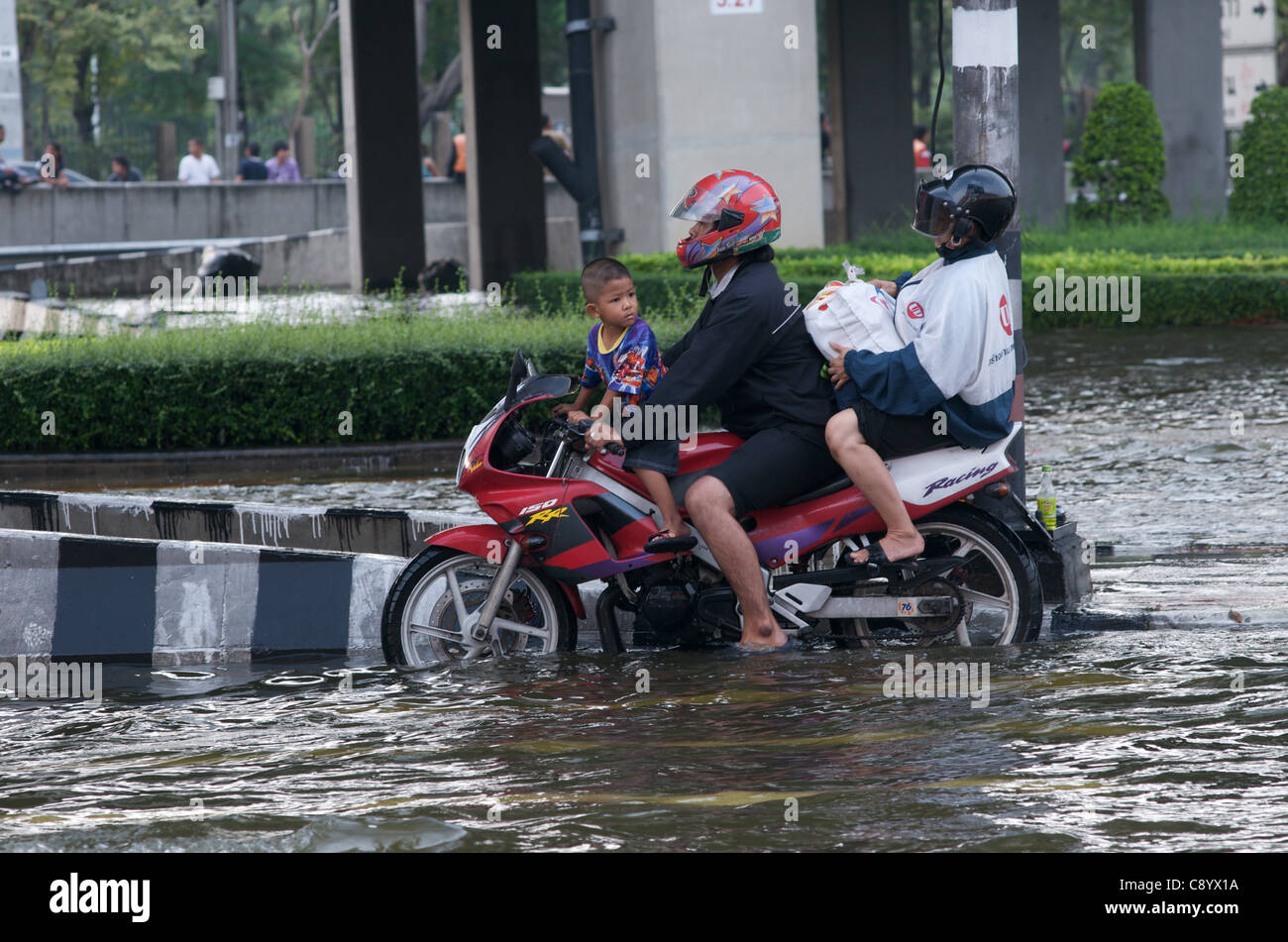 Bangkok residents get stranded on motorcycle during flood. Lat Phrao ...