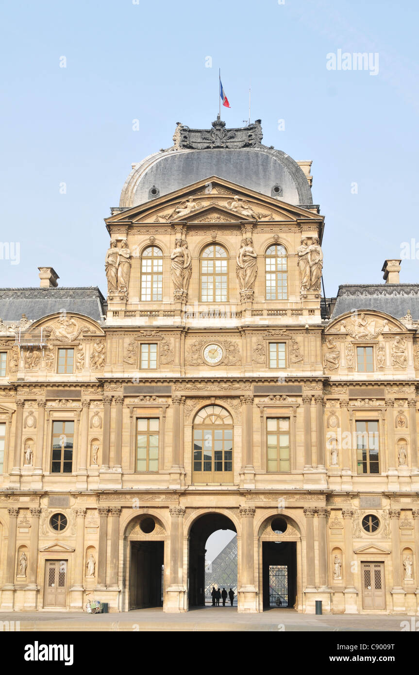 Tourists visiting french art museum hi-res stock photography and images ...
