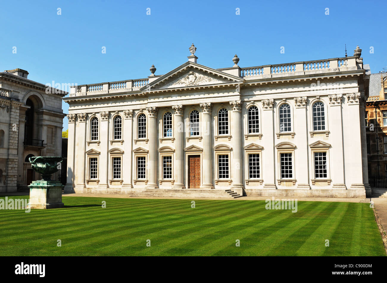 Massive mansion hi-res stock photography and images - Alamy