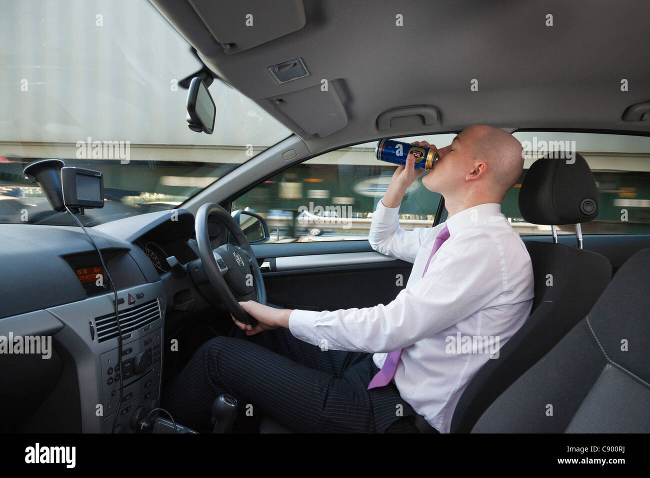 Man drinking beer whilst driving hi-res stock photography and images ...