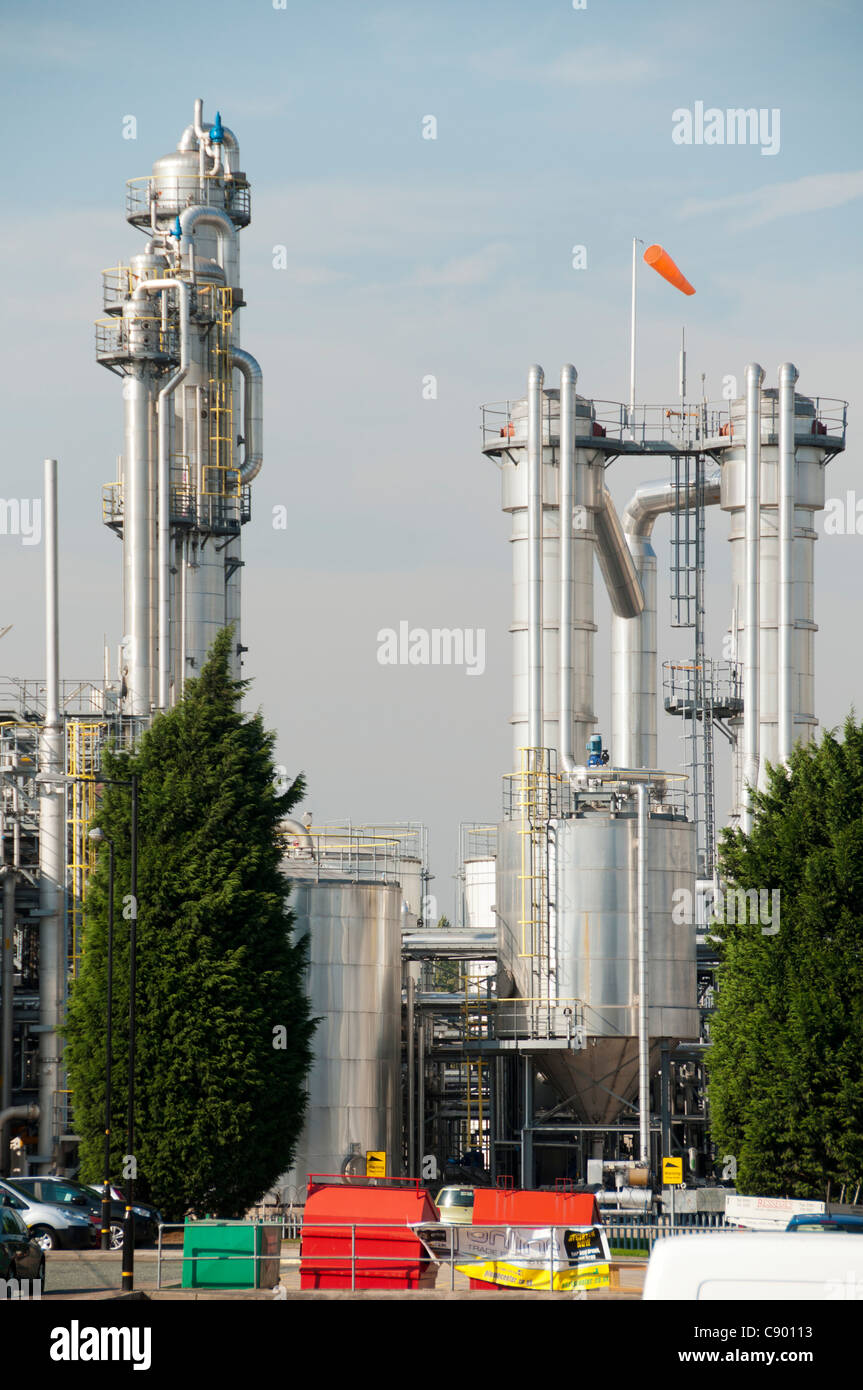Fractionating tower hi-res stock photography and images - Alamy