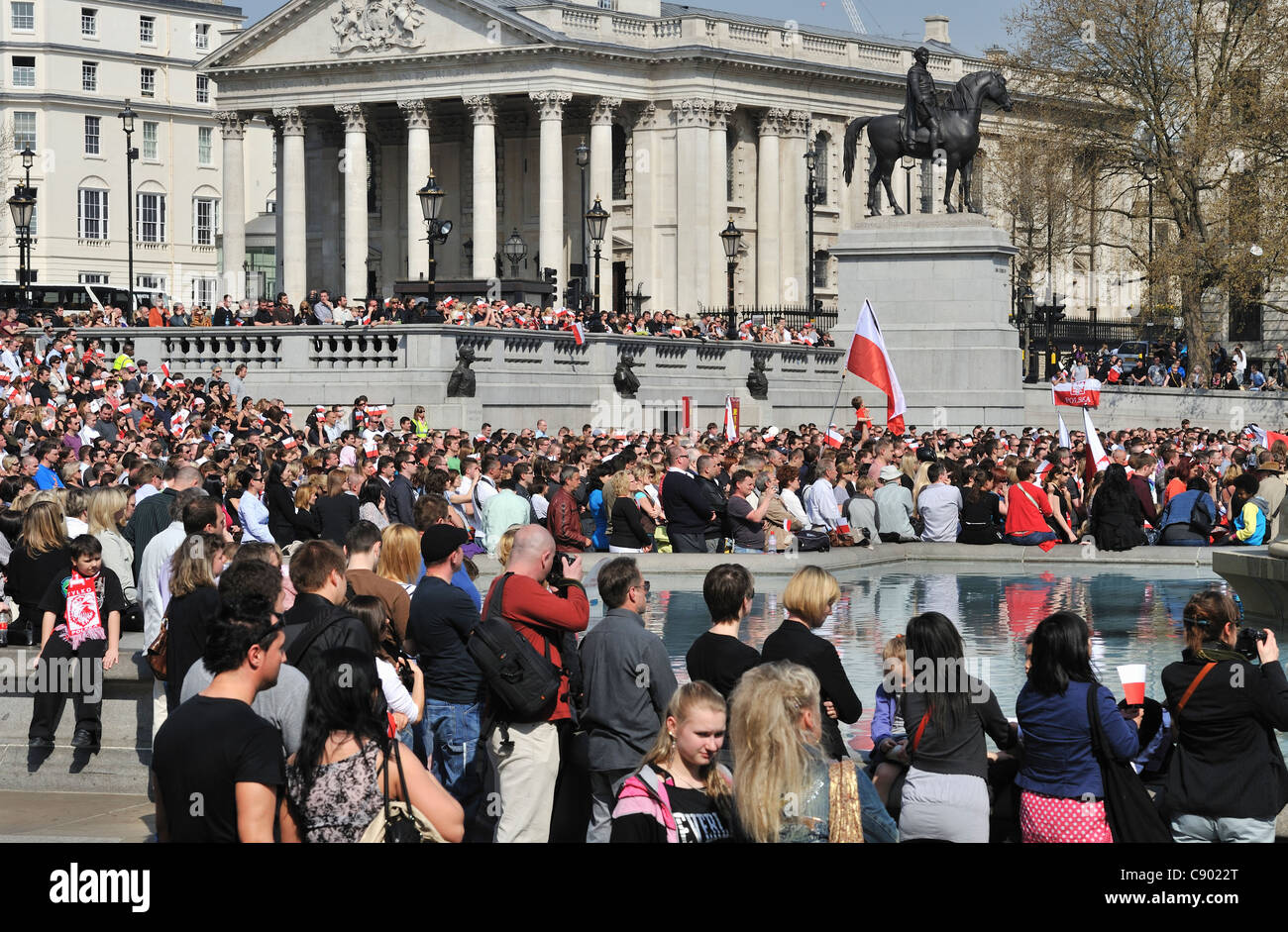 People gathered to watch the funeral of Polish President Lech Kaczynski ...