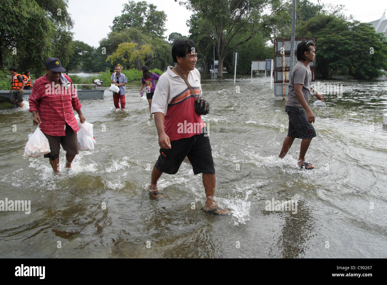 People wading flood hi-res stock photography and images - Alamy